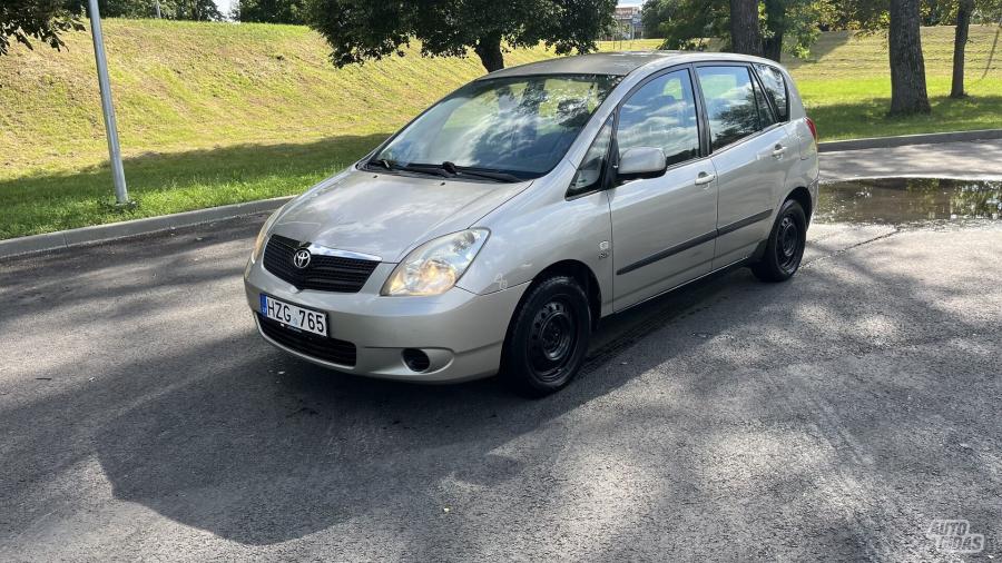 Pelēks Toyota Corolla Verso 2003 Viļņa, ar dzinēja tilpumu 2.00 L un nobraukumu 350 tūkst. km par 950 €, foto 1 vietnē AUTOMOTO.COM.LV