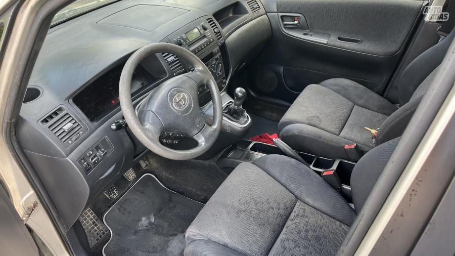 Pelēks Toyota Corolla Verso 2003 Viļņa, ar dzinēja tilpumu 2.00 L un nobraukumu 350 tūkst. km par 950 €, foto 8 vietnē AUTOMOTO.COM.LV