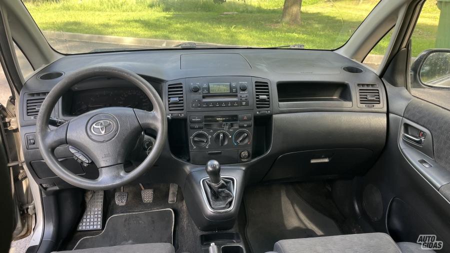 Pelēks Toyota Corolla Verso 2003 Viļņa, ar dzinēja tilpumu 2.00 L un nobraukumu 350 tūkst. km par 950 €, foto 9 vietnē AUTOMOTO.COM.LV