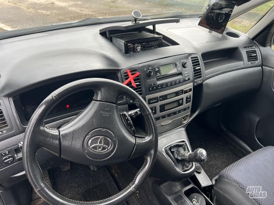 Grey Toyota Corolla Verso 2003 in Siauliai, with an engine capacity of 2.00 L and mileage of 0 thousand km for 699 €, photo 15 on AUTOMOTO.COM.LV