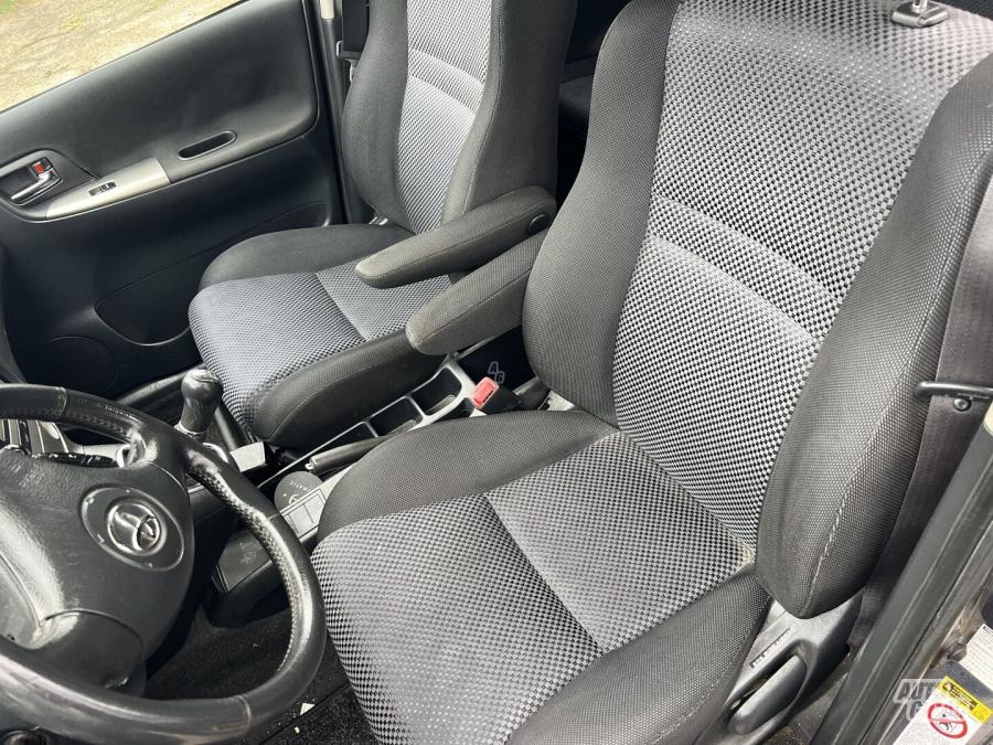 Grey Toyota Corolla Verso 2003 in Siauliai, with an engine capacity of 2.00 L and mileage of 0 thousand km for 699 €, photo 17 on AUTOMOTO.COM.LV