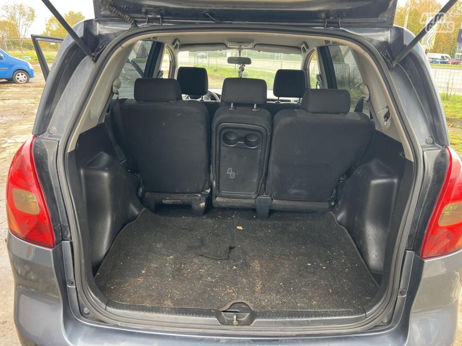 Grey Toyota Corolla Verso 2003 in Siauliai, with an engine capacity of 2.00 L and mileage of 0 thousand km for 699 €, photo 23 on AUTOMOTO.COM.LV