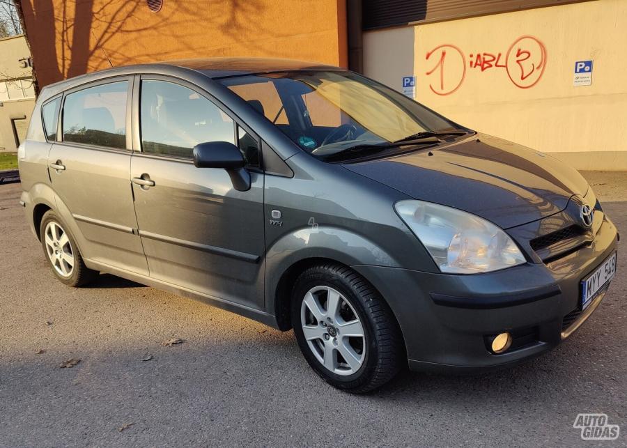 Pelēks Toyota Corolla Verso 2004 Viļņa, ar dzinēja tilpumu 1.80 L un nobraukumu 166 tūkst. km par 3000 €, foto 2 vietnē AUTOMOTO.COM.LV