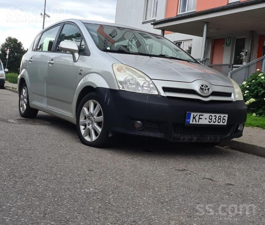 Pelēks Toyota Corolla Verso 2004 Rīga, ar dzinēja tilpumu 2.00 L un nobraukumu 330 tūkst. km par 1500 €, foto 1 vietnē AUTOMOTO.COM.LV
