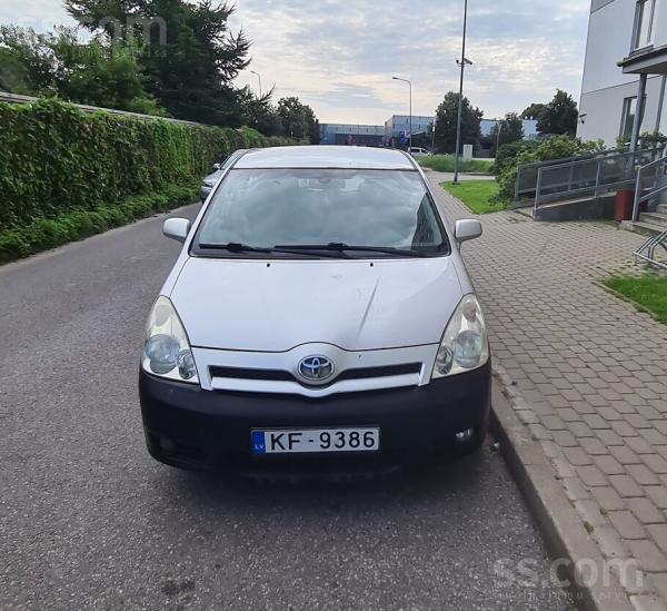 Pelēks Toyota Corolla Verso 2004 Rīga, ar dzinēja tilpumu 2.00 L un nobraukumu 330 tūkst. km par 1500 €, foto 2 vietnē AUTOMOTO.COM.LV