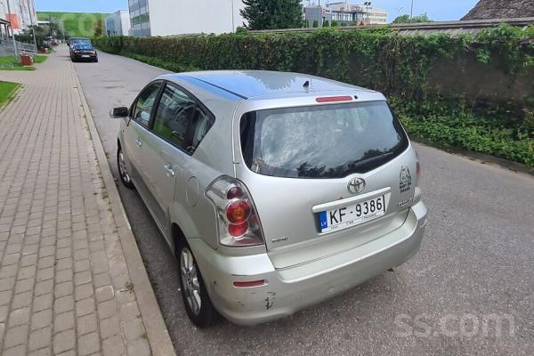 Pelēks Toyota Corolla Verso 2004 Rīga, ar dzinēja tilpumu 2.00 L un nobraukumu 330 tūkst. km par 1500 €, foto 3 vietnē AUTOMOTO.COM.LV