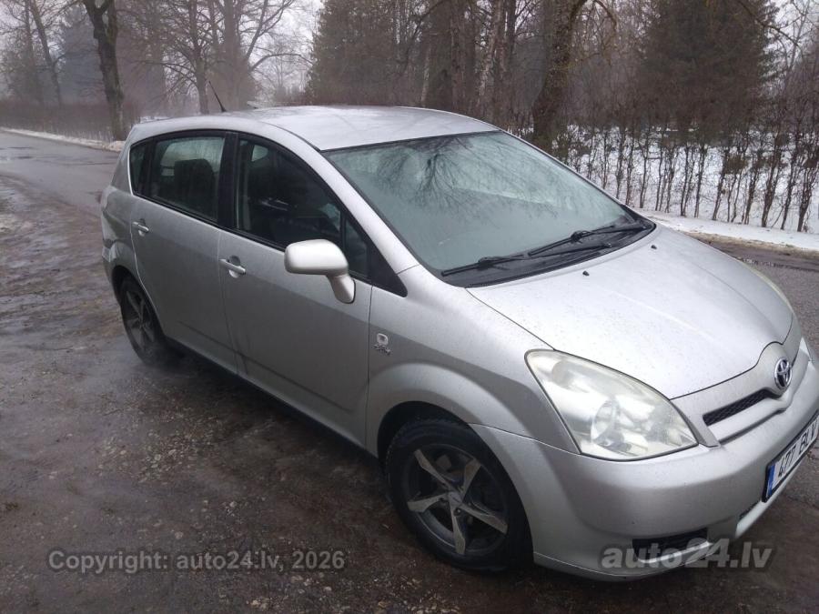 Grey Toyota Corolla Verso 2005 in Valga, with an engine capacity of 2.00 L and mileage of 251 thousand km for 1500 €, photo 4 on AUTOMOTO.COM.LV