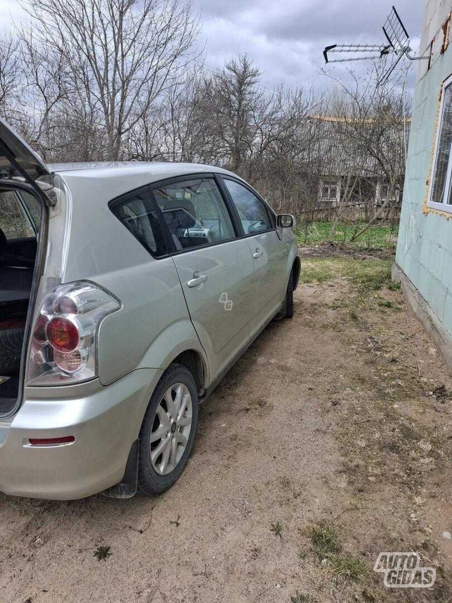 Pelēks Toyota Corolla Verso 2005 Viļņa, ar dzinēja tilpumu 2.00 L un nobraukumu 366 tūkst. km par 1600 €, foto 5 vietnē AUTOMOTO.COM.LV