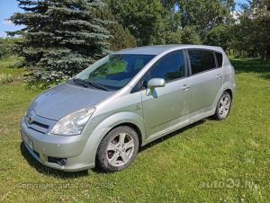 Pelēks Toyota Corolla Verso 2005 Tallina, ar dzinēja tilpumu 2.20 L un nobraukumu 334 tūkst. km par 1450 €, foto  vietnē AUTOMOTO.COM.LV