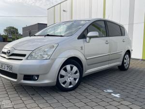Pelēks Toyota Corolla Verso 2005 Viļņa, ar dzinēja tilpumu 2.00 L un nobraukumu 300 tūkst. km par 1750 €, foto  vietnē AUTOMOTO.COM.LV