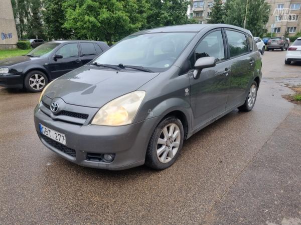Grey Toyota Corolla Verso 2005 in Kaunas, with an engine capacity of 2.00 L and mileage of 398 thousand km for 1100 €, photo 1 on AUTOMOTO.COM.LV