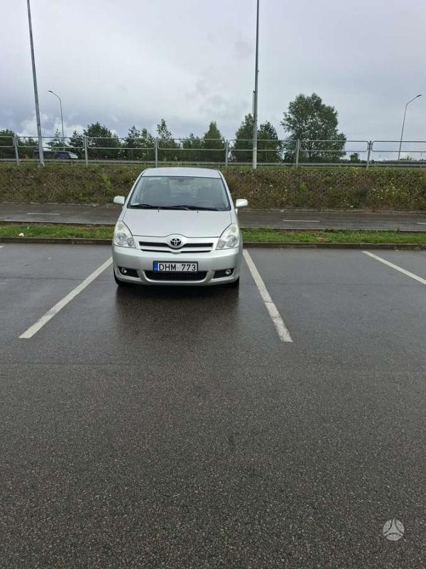 Pelēks Toyota Corolla Verso 2005 Viļņa, ar dzinēja tilpumu 1.80 L un nobraukumu 222 tūkst. km par 2600 €, foto 1 vietnē AUTOMOTO.COM.LV