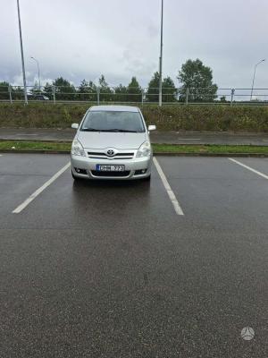 Pelēks Toyota Corolla Verso 2005 Viļņa, ar dzinēja tilpumu 1.80 L un nobraukumu 222 tūkst. km par 2600 €, foto  vietnē AUTOMOTO.COM.LV