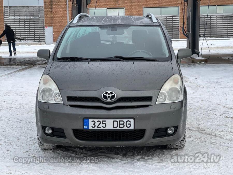 Pelēks Toyota Corolla Verso 2006 Narva, ar dzinēja tilpumu 2.20 L un nobraukumu 307 tūkst. km par 999 €, foto 1 vietnē AUTOMOTO.COM.LV