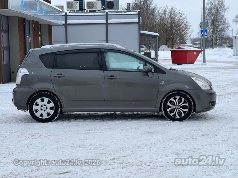 Grey Toyota Corolla Verso 2006 in Narva, with an engine capacity of 2.20 L and mileage of 307 thousand km for 999 €, photo 3 on AUTOMOTO.COM.LV