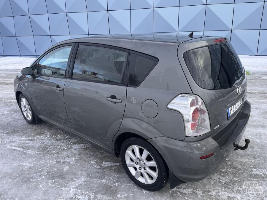 Pelēks Toyota Corolla Verso 2006 Šilutė, ar dzinēja tilpumu 2.20 L un nobraukumu 400 tūkst. km par 1400 €, foto 4 vietnē AUTOMOTO.COM.LV