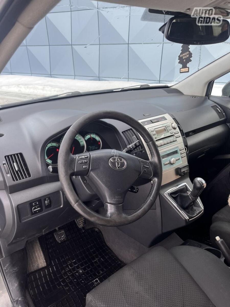 Pelēks Toyota Corolla Verso 2006 Šilutė, ar dzinēja tilpumu 2.20 L un nobraukumu 400 tūkst. km par 1400 €, foto 7 vietnē AUTOMOTO.COM.LV