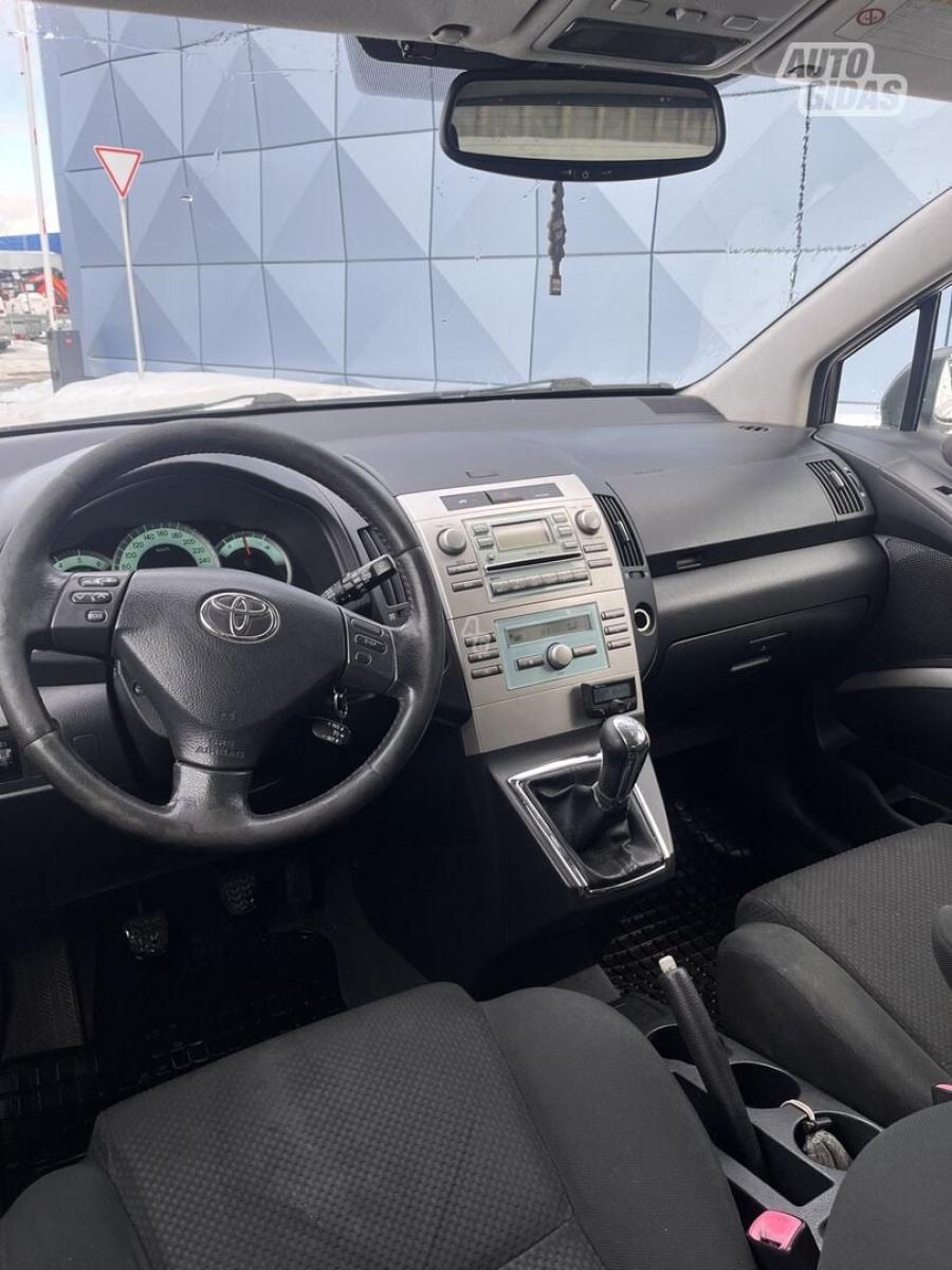 Pelēks Toyota Corolla Verso 2006 Šilutė, ar dzinēja tilpumu 2.20 L un nobraukumu 400 tūkst. km par 1400 €, foto 8 vietnē AUTOMOTO.COM.LV