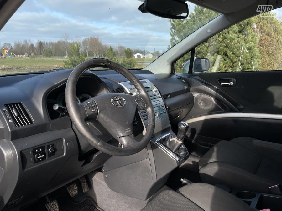 Grey Toyota Corolla Verso 2006 in Silute, with an engine capacity of 2.20 L and mileage of 358 thousand km for 1450 €, photo 12 on AUTOMOTO.COM.LV