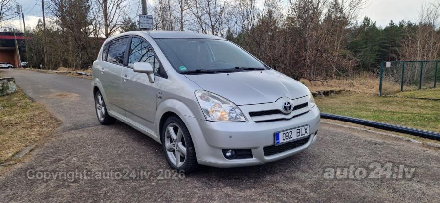 Pelēks Toyota Corolla Verso 2006 Tallina, ar dzinēja tilpumu 2.20 L un nobraukumu 330 tūkst. km par 1299 €, foto 1 vietnē AUTOMOTO.COM.LV