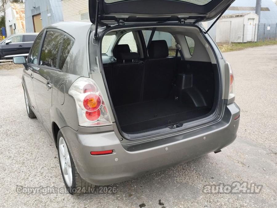 Pelēks Toyota Corolla Verso 2006 Tartu, ar dzinēja tilpumu 2.20 L un nobraukumu 200 tūkst. km par 2650 €, foto 13 vietnē AUTOMOTO.COM.LV