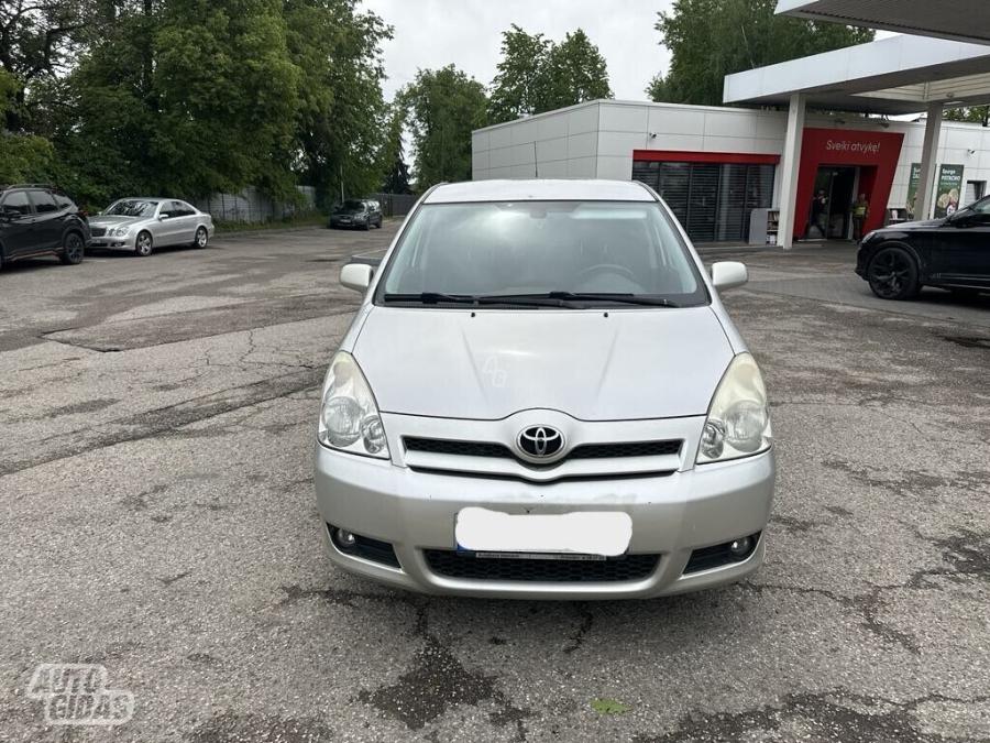 Grey Toyota Corolla Verso 2006 in Kaunas, with an engine capacity of 2.20 L and mileage of 230 thousand km for 3200 €, photo 3 on AUTOMOTO.COM.LV