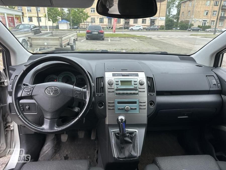 Grey Toyota Corolla Verso 2006 in Kaunas, with an engine capacity of 2.20 L and mileage of 230 thousand km for 3200 €, photo 10 on AUTOMOTO.COM.LV