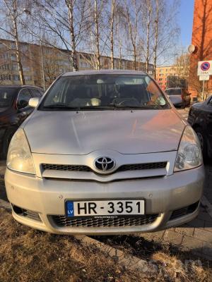 Pelēks Toyota Corolla Verso 2006 Rīga, ar dzinēja tilpumu 2.20 L un nobraukumu 334 tūkst. km par 1600 €, foto  vietnē AUTOMOTO.COM.LV