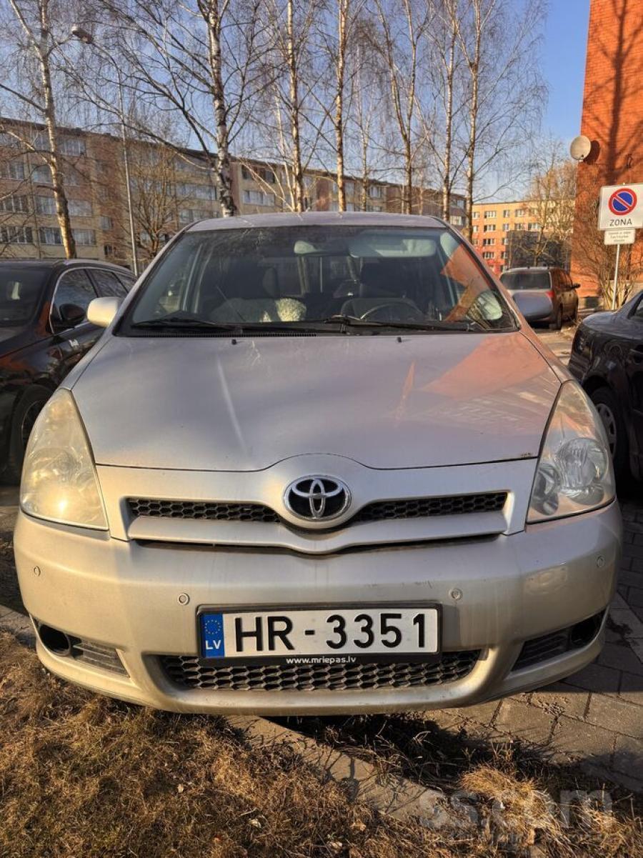 Grey Toyota Corolla Verso 2006 in Riga, with an engine capacity of 2.20 L and mileage of 334 thousand km for 1600 €, photo 1 on AUTOMOTO.COM.LV