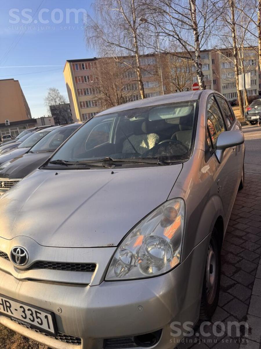 Grey Toyota Corolla Verso 2006 in Riga, with an engine capacity of 2.20 L and mileage of 334 thousand km for 1600 €, photo 3 on AUTOMOTO.COM.LV
