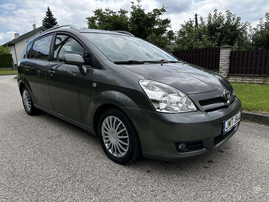 Pelēks Toyota Corolla Verso 2006 Viļņa, ar dzinēja tilpumu 0.00 L un nobraukumu 320 tūkst. km par 2000 €, foto 4 vietnē AUTOMOTO.COM.LV