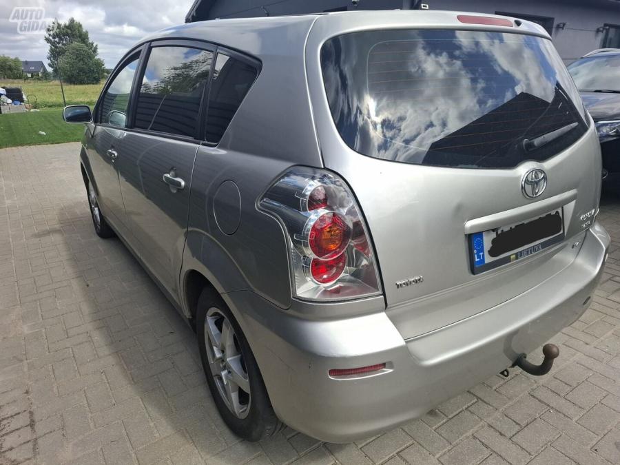 Pelēks Toyota Corolla Verso 2006 Klaipėda, ar dzinēja tilpumu 2.20 L un nobraukumu 249 tūkst. km par 1850 €, foto 4 vietnē AUTOMOTO.COM.LV
