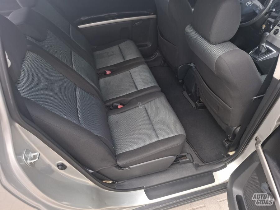 Pelēks Toyota Corolla Verso 2006 Klaipėda, ar dzinēja tilpumu 2.20 L un nobraukumu 249 tūkst. km par 1850 €, foto 13 vietnē AUTOMOTO.COM.LV
