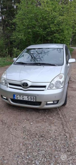 Pelēks Toyota Corolla Verso 2006 Kauņa, ar dzinēja tilpumu 2.23 L un nobraukumu 290 tūkst. km par 1800 €, foto  vietnē AUTOMOTO.COM.LV