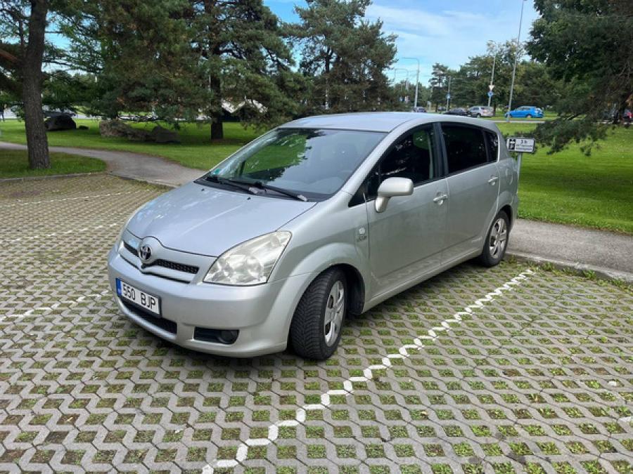 Pelēks Toyota Corolla Verso 2006 Tallina, ar dzinēja tilpumu 2.20 L un nobraukumu 288 tūkst. km par 1990 €, foto 1 vietnē AUTOMOTO.COM.LV