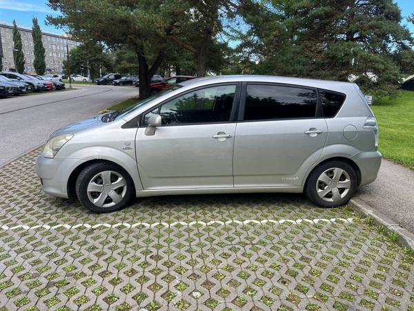 Pelēks Toyota Corolla Verso 2006 Tallina, ar dzinēja tilpumu 2.20 L un nobraukumu 288 tūkst. km par 1990 €, foto 3 vietnē AUTOMOTO.COM.LV