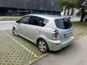 Pelēks Toyota Corolla Verso 2006 Tallina, ar dzinēja tilpumu 2.20 L un nobraukumu 288 tūkst. km par 1990 €, foto 4 vietnē AUTOMOTO.COM.LV
