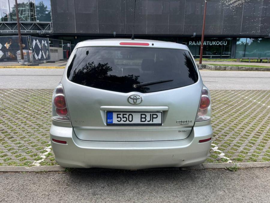Pelēks Toyota Corolla Verso 2006 Tallina, ar dzinēja tilpumu 2.20 L un nobraukumu 288 tūkst. km par 1990 €, foto 5 vietnē AUTOMOTO.COM.LV