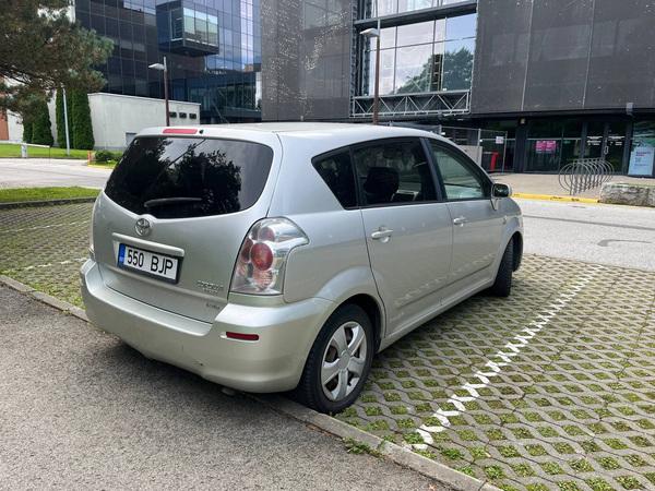 Pelēks Toyota Corolla Verso 2006 Tallina, ar dzinēja tilpumu 2.20 L un nobraukumu 288 tūkst. km par 1990 €, foto 6 vietnē AUTOMOTO.COM.LV