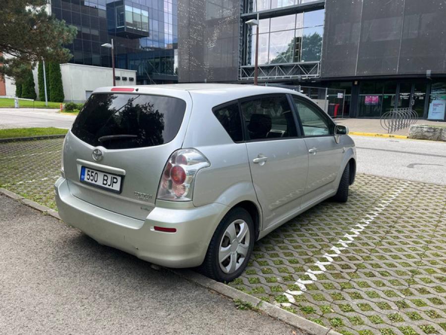 Pelēks Toyota Corolla Verso 2006 Tallina, ar dzinēja tilpumu 2.20 L un nobraukumu 288 tūkst. km par 1990 €, foto 6 vietnē AUTOMOTO.COM.LV