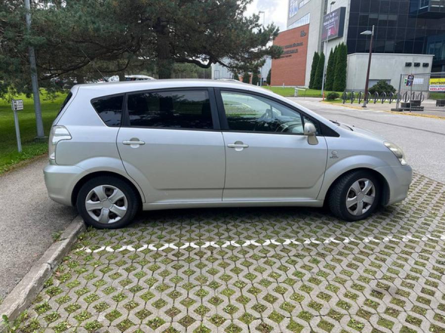 Pelēks Toyota Corolla Verso 2006 Tallina, ar dzinēja tilpumu 2.20 L un nobraukumu 288 tūkst. km par 1990 €, foto 7 vietnē AUTOMOTO.COM.LV