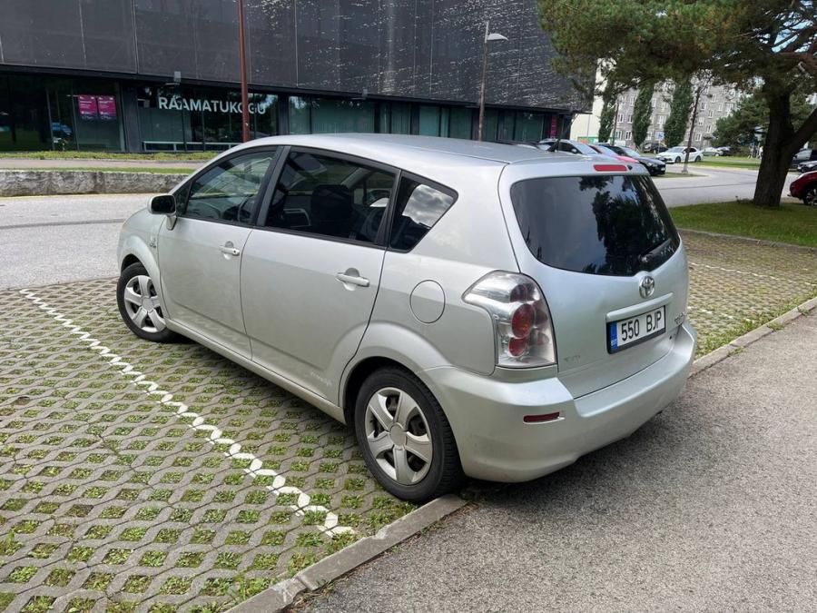 Pelēks Toyota Corolla Verso 2006 Tallina, ar dzinēja tilpumu 2.20 L un nobraukumu 288 tūkst. km par 1990 €, foto 17 vietnē AUTOMOTO.COM.LV