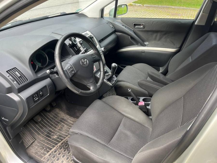 Pelēks Toyota Corolla Verso 2006 Tallina, ar dzinēja tilpumu 2.20 L un nobraukumu 288 tūkst. km par 1990 €, foto 23 vietnē AUTOMOTO.COM.LV