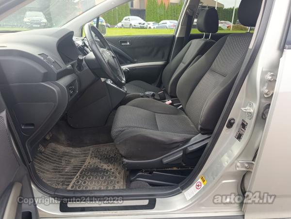Pelēks Toyota Corolla Verso 2006 Tallina, ar dzinēja tilpumu 2.20 L un nobraukumu 287 tūkst. km par 1399 €, foto 11 vietnē AUTOMOTO.COM.LV