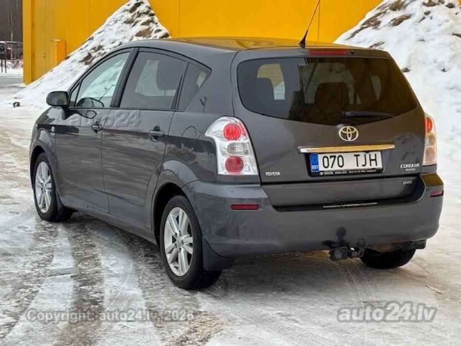 Pelēks Toyota Corolla Verso 2007 Tallina, ar dzinēja tilpumu 2.20 L un nobraukumu 399 tūkst. km par 2950 €, foto 4 vietnē AUTOMOTO.COM.LV