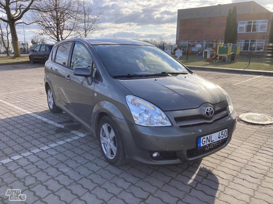 Pelēks Toyota Corolla Verso 2007 Kauņa, ar dzinēja tilpumu 2.20 L un nobraukumu 296 tūkst. km par 1850 €, foto 1 vietnē AUTOMOTO.COM.LV
