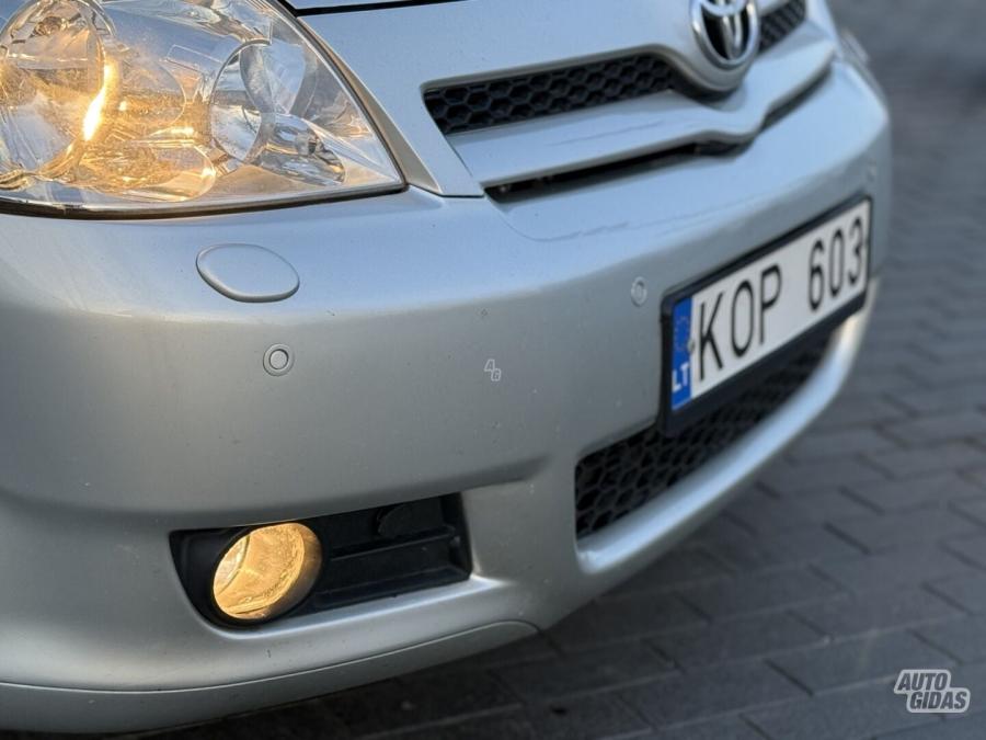 Grey Toyota Corolla Verso 2007 in Kaunas, with an engine capacity of 2.20 L and mileage of 304 thousand km for 3000 €, photo 5 on AUTOMOTO.COM.LV