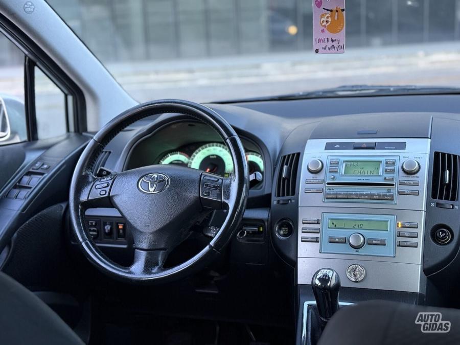 Grey Toyota Corolla Verso 2007 in Kaunas, with an engine capacity of 2.20 L and mileage of 304 thousand km for 3000 €, photo 19 on AUTOMOTO.COM.LV