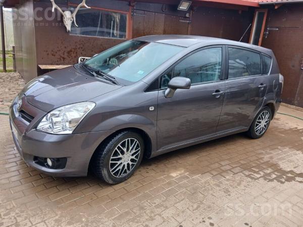 Pelēks Toyota Corolla Verso 2007 Ludza, ar dzinēja tilpumu 2.20 L un nobraukumu 345 tūkst. km par 1800 €, foto 1 vietnē AUTOMOTO.COM.LV