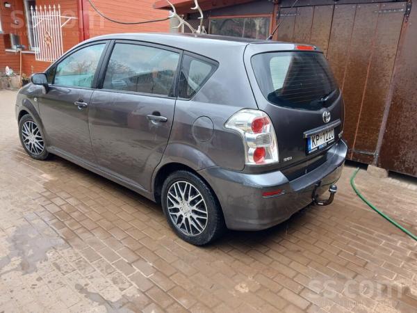 Pelēks Toyota Corolla Verso 2007 Ludza, ar dzinēja tilpumu 2.20 L un nobraukumu 345 tūkst. km par 1800 €, foto 3 vietnē AUTOMOTO.COM.LV